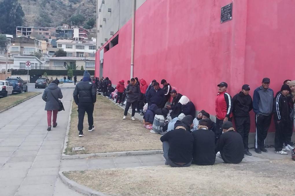 Filas desde la madrugada, bloqueos y cambio de centros complican el ...