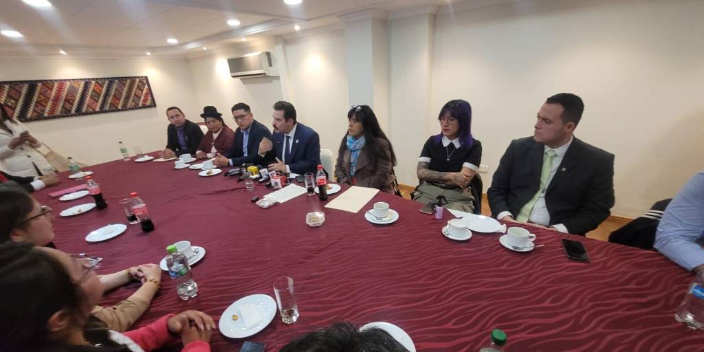 Manfred se reúne con asambleístas del “bloque Dignidad”, pero niega que ...