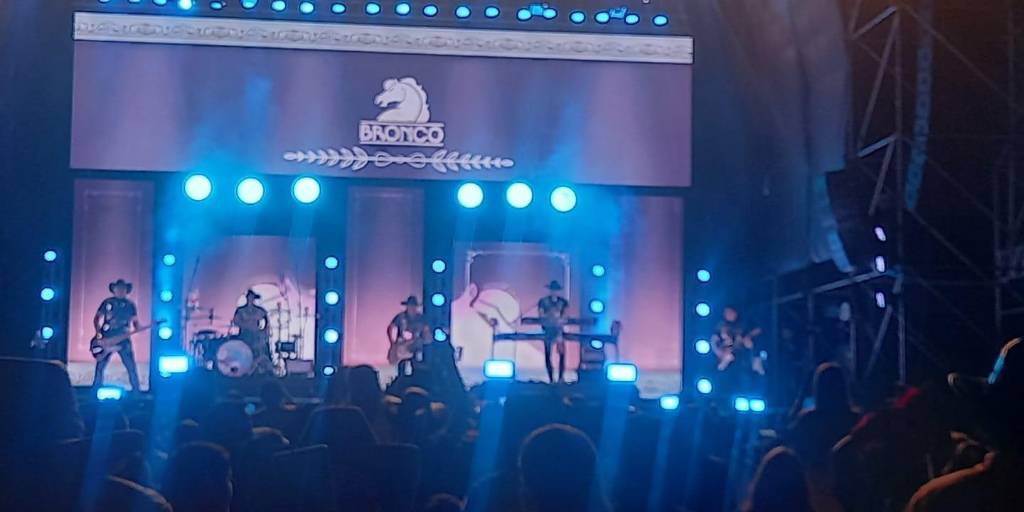 Santa Cruz vibró con Bronco y coreó sus grandes éxitos en una noche ...