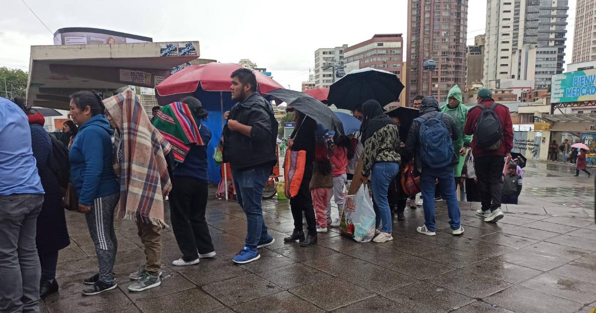 Emapa vende dos botellas de aceite por persona y se generan filas pese a la lluvia